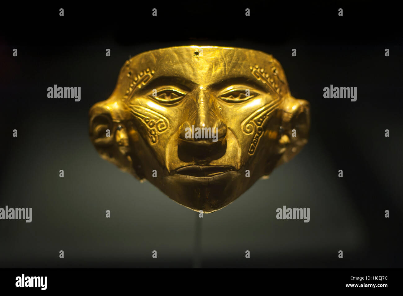 Gold mask hi-res stock photography and images - Alamy