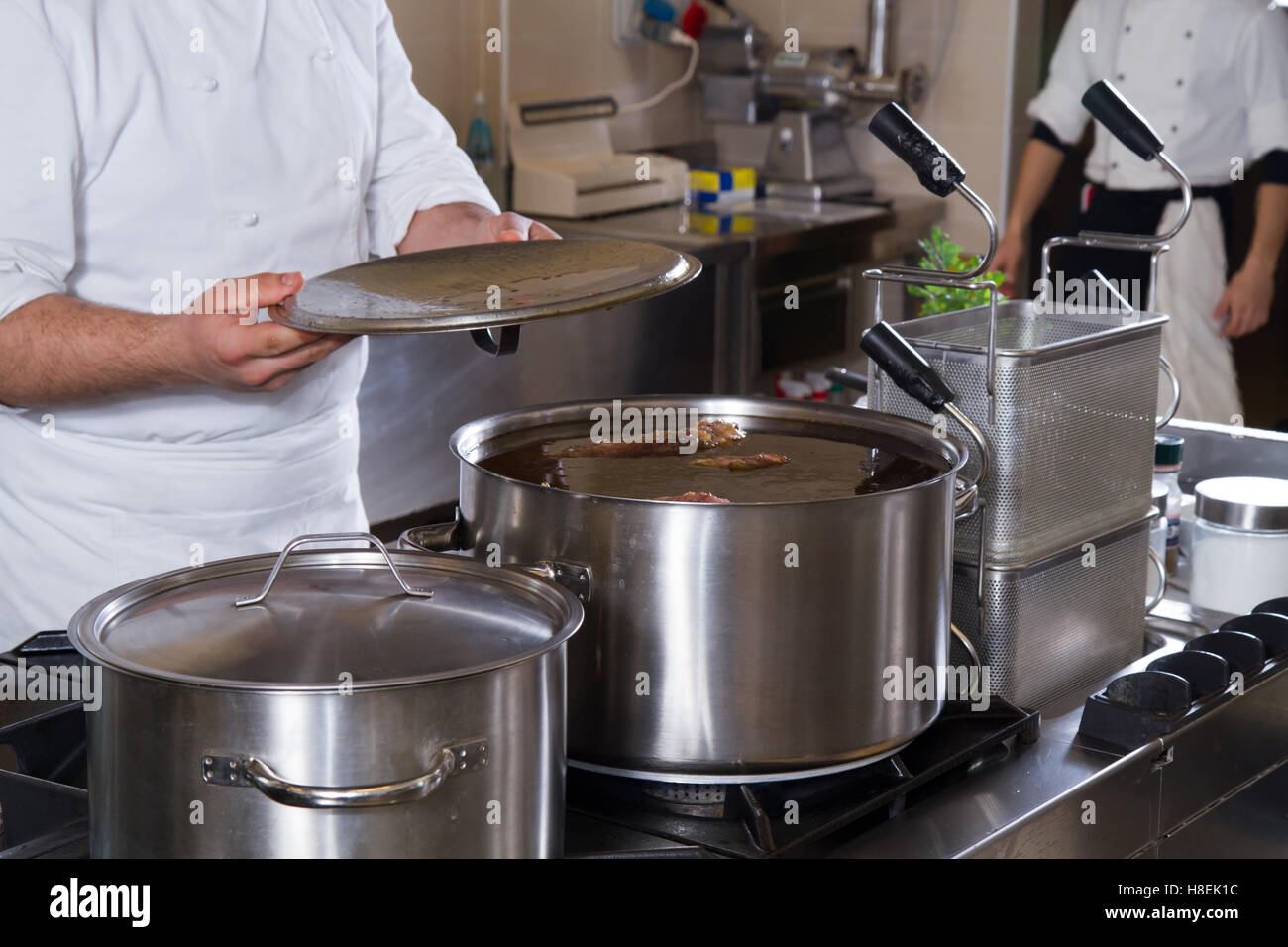 cook preparing food in a restaurant kitchen Stock Photo - Alamy
