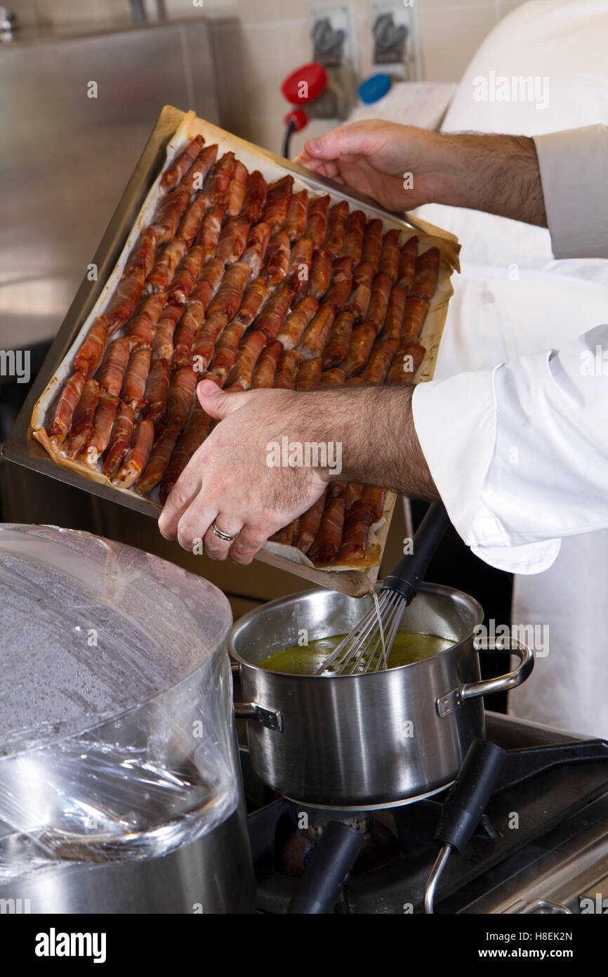 cook preparing food in a restaurant kitchen Stock Photo - Alamy