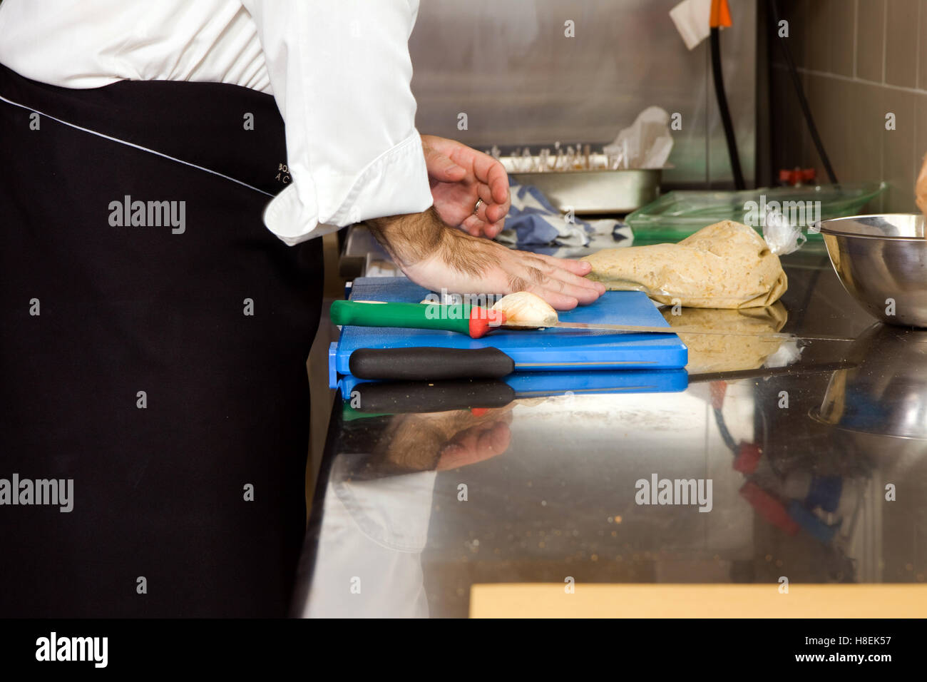 cook preparing food in a restaurant kitchen Stock Photo - Alamy