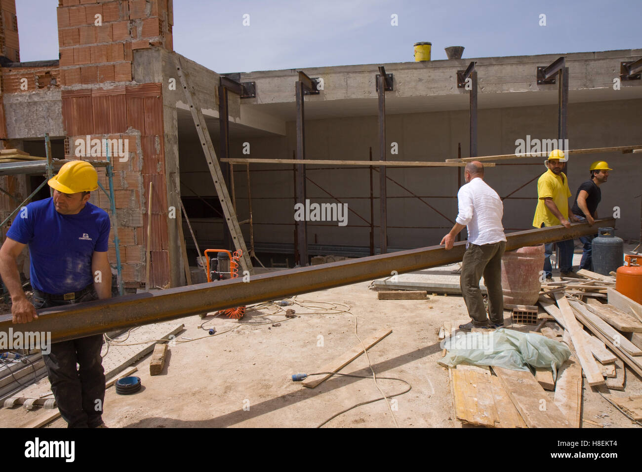 bricklayer working in a building site Stock Photo - Alamy