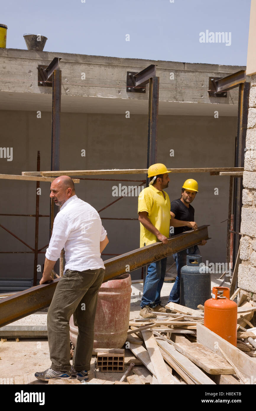 bricklayer working in a building site Stock Photo - Alamy