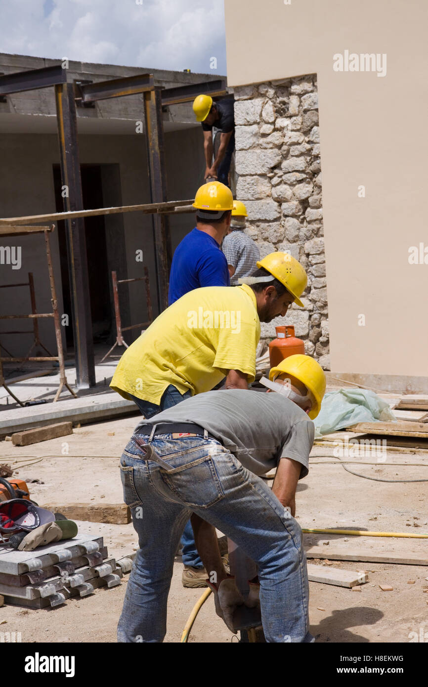 bricklayer working in a building site Stock Photo - Alamy