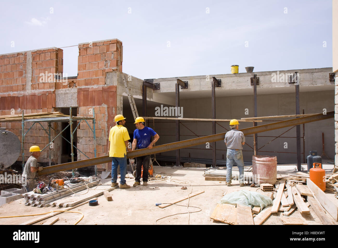 bricklayer working in a building site Stock Photo - Alamy