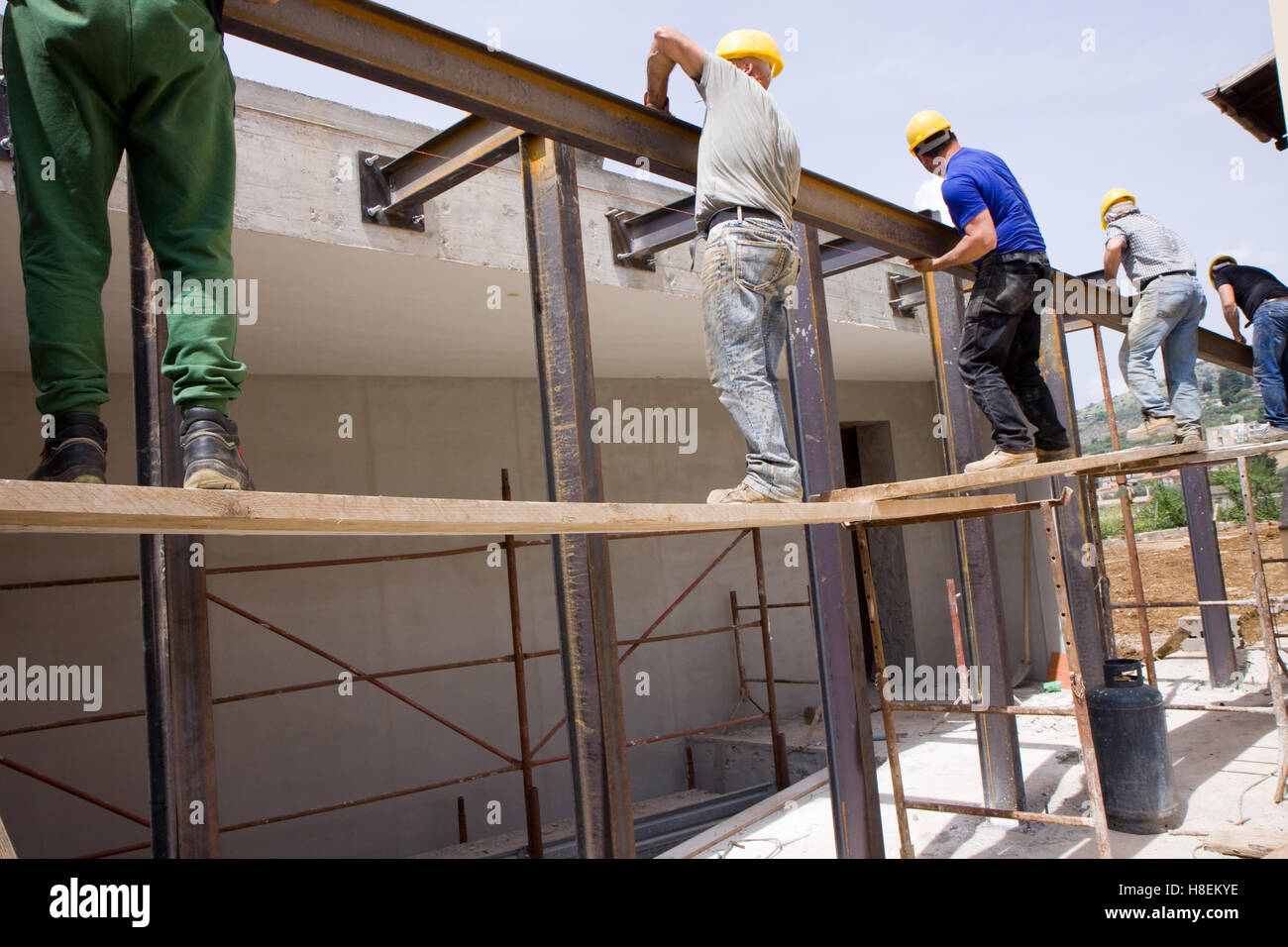 bricklayer working in a building site Stock Photo - Alamy