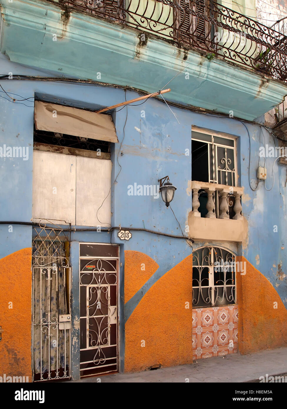 Run Down Building in Havana, Cuba Stock Photo - Alamy