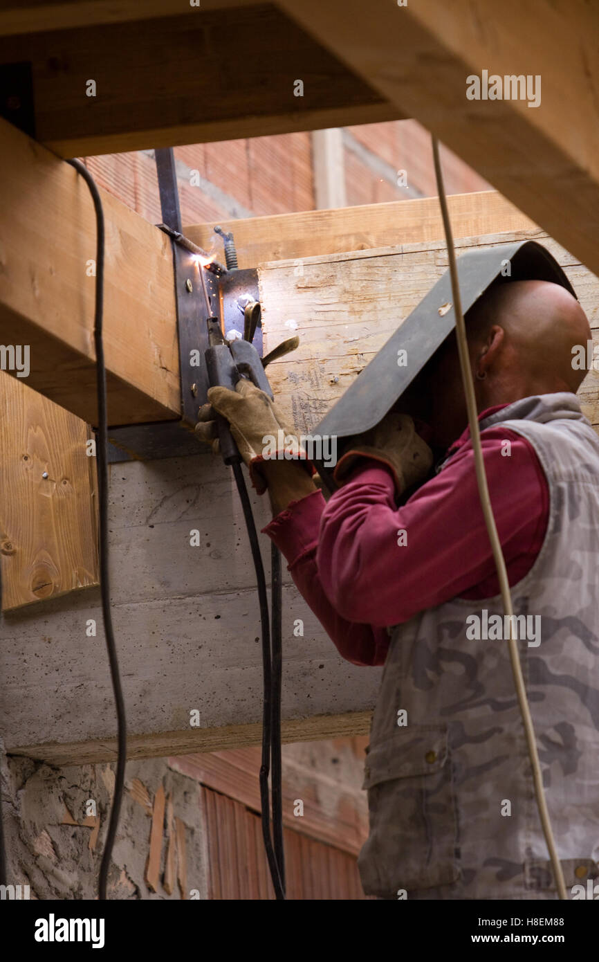 bricklayer working in a building site Stock Photo - Alamy