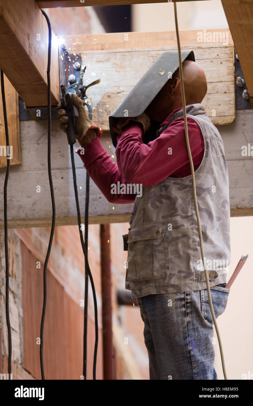 bricklayer working in a building site Stock Photo - Alamy