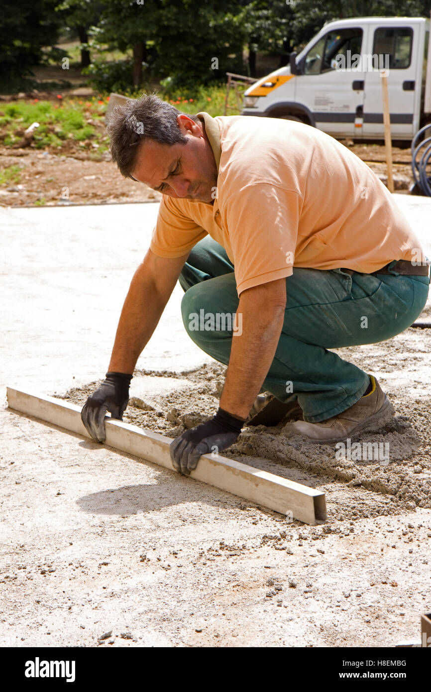 bricklayer working in a building site Stock Photo - Alamy