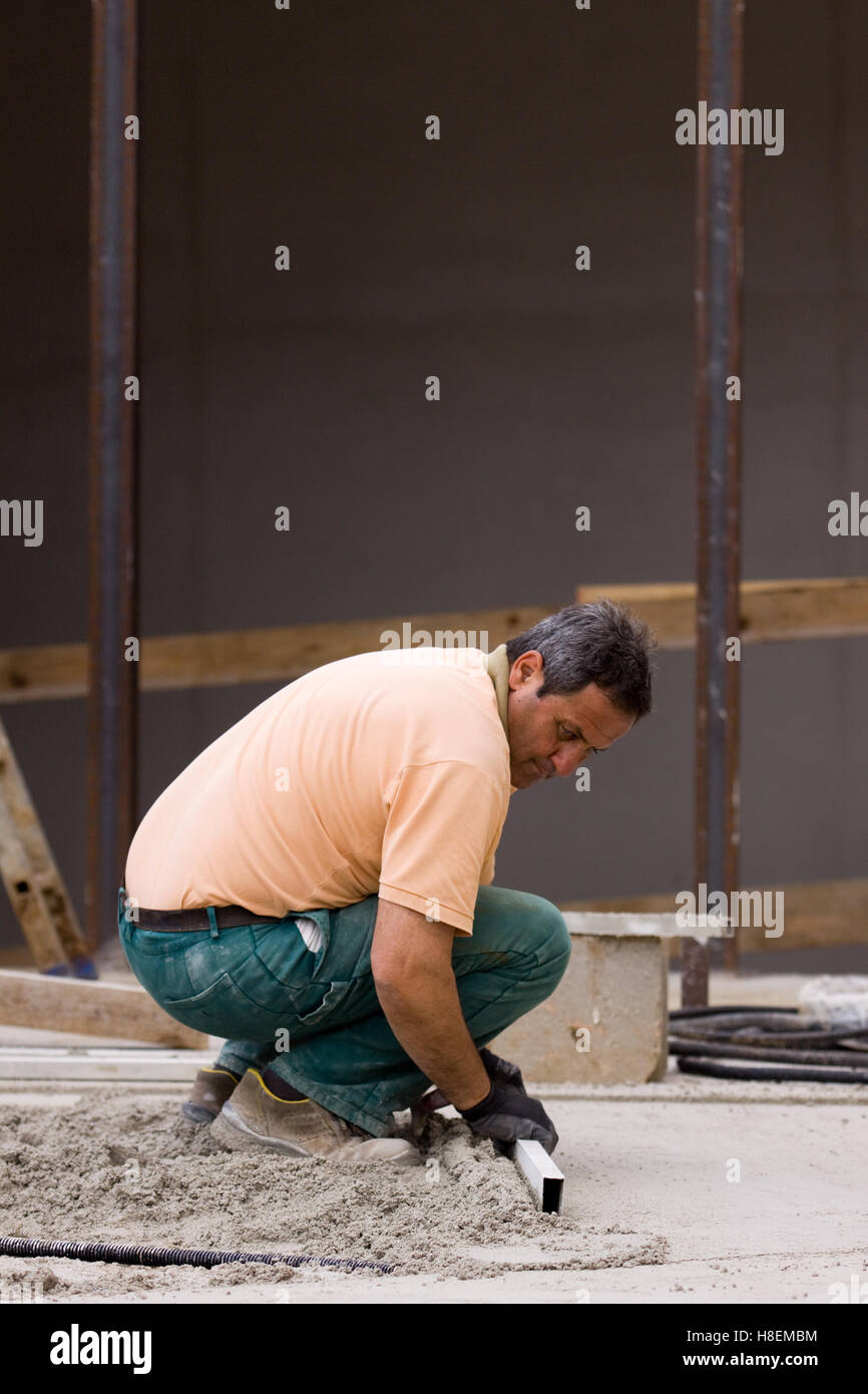 bricklayer working in a building site Stock Photo - Alamy
