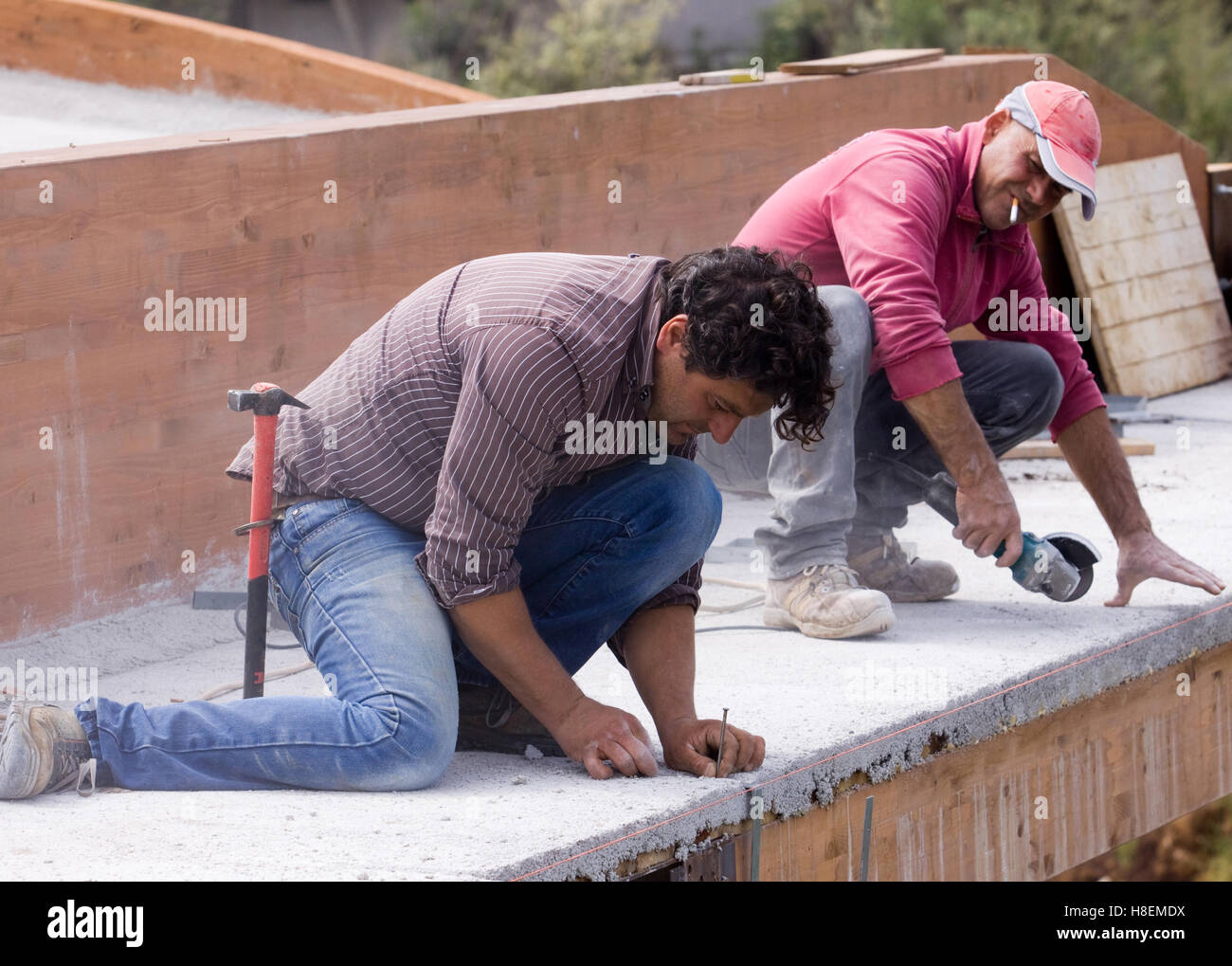 bricklayer working in a building site Stock Photo - Alamy