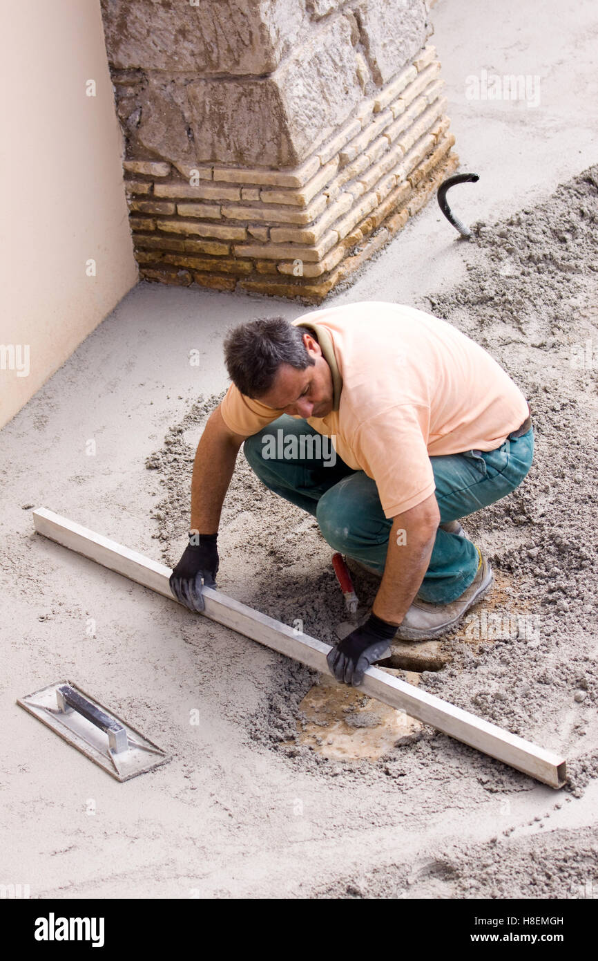 bricklayer working in a building site Stock Photo - Alamy