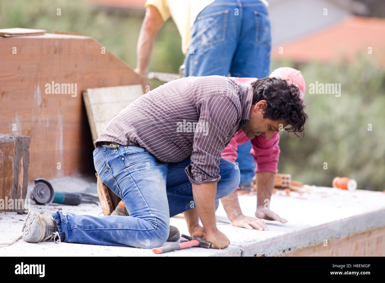bricklayer working in a building site Stock Photo - Alamy