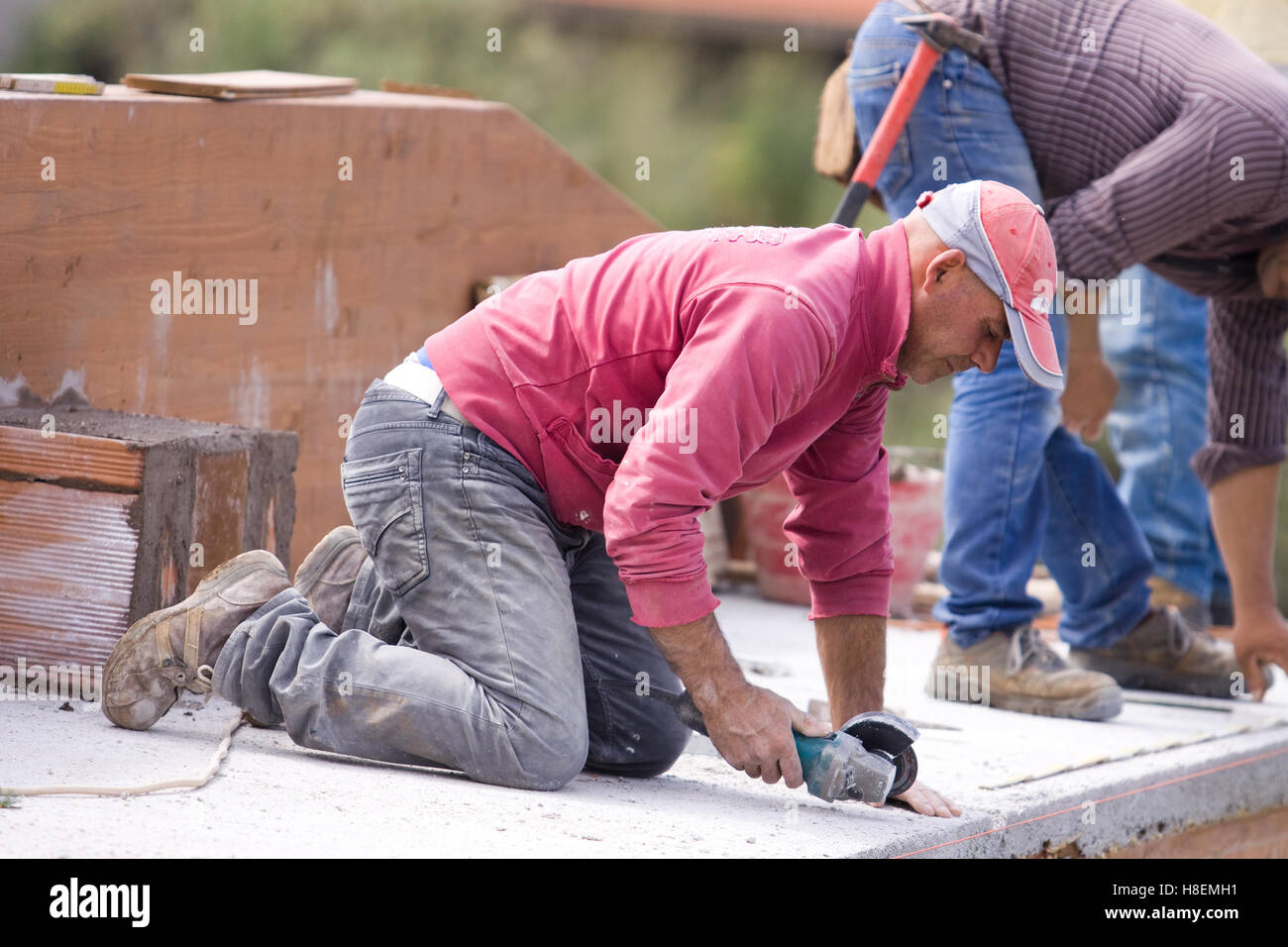 bricklayer working in a building site Stock Photo - Alamy