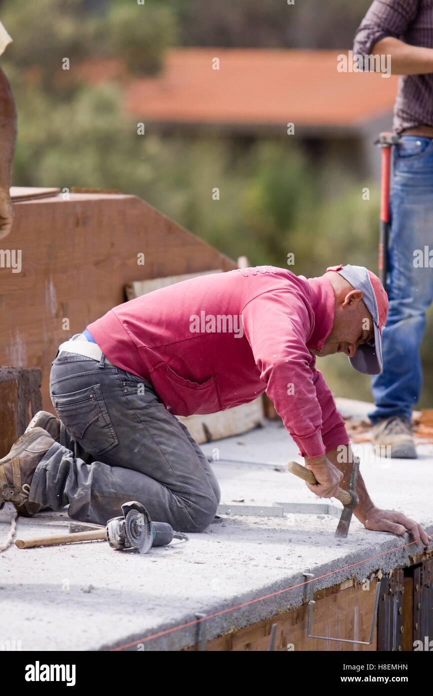 bricklayer working in a building site Stock Photo - Alamy