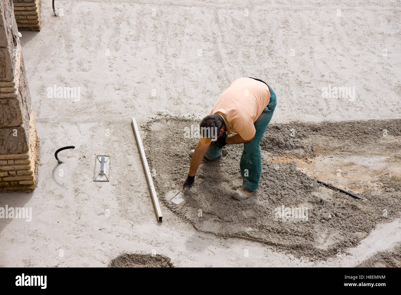 bricklayer working in a building site Stock Photo - Alamy