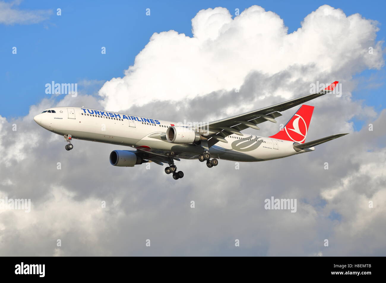Turkish Airlines Airbus A330 Stock Photos & Turkish Airlines Airbus ...