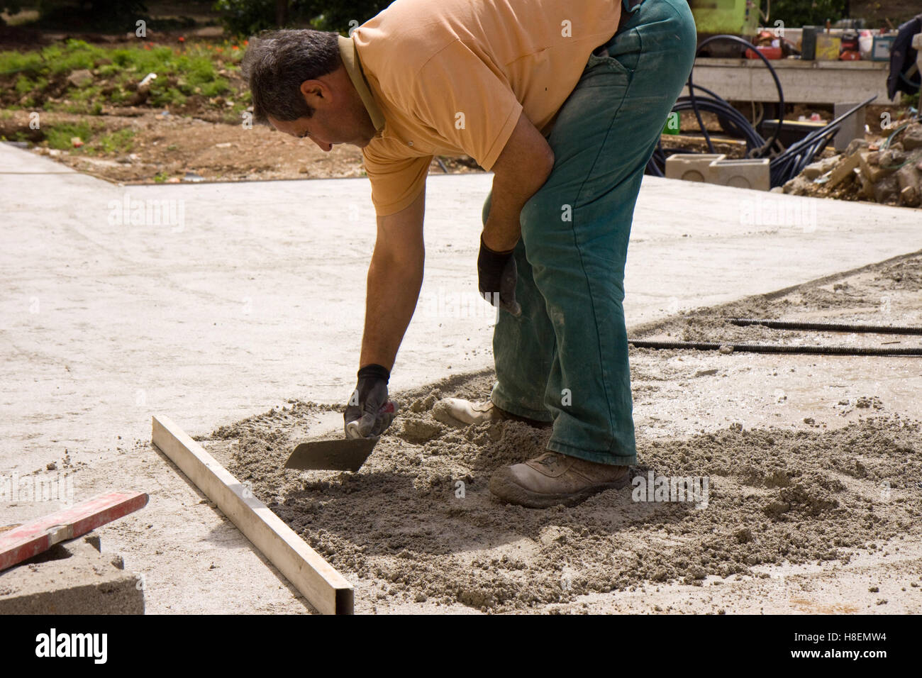 bricklayer working in a building site Stock Photo - Alamy