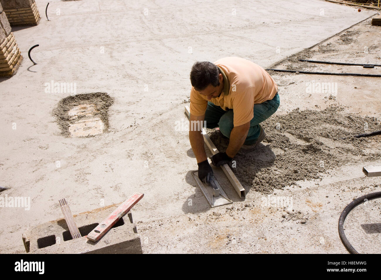 bricklayer working in a building site Stock Photo - Alamy