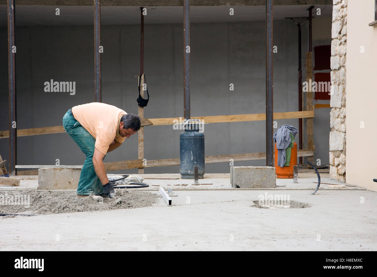 bricklayer working in a building site Stock Photo - Alamy