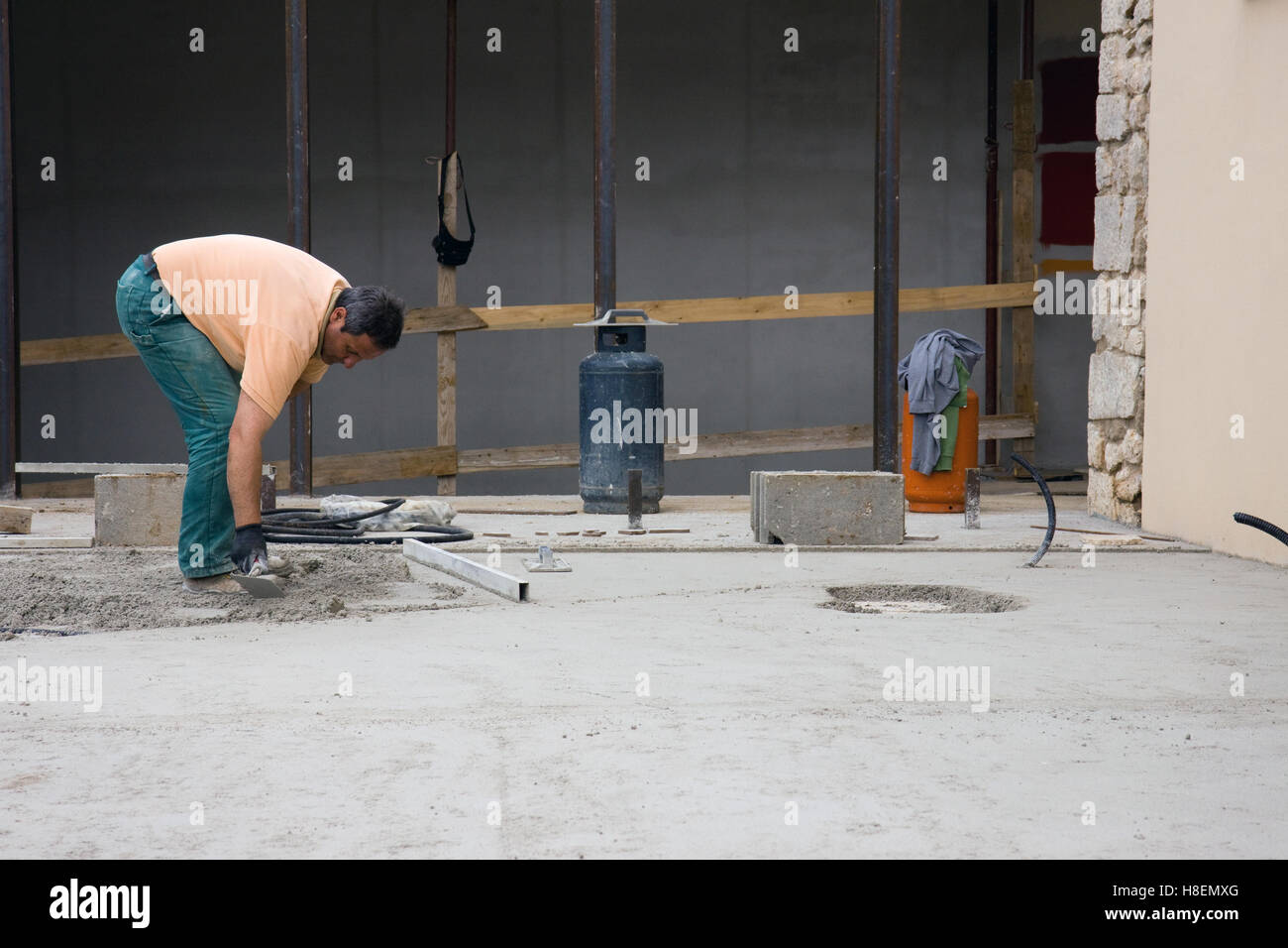 bricklayer working in a building site Stock Photo - Alamy