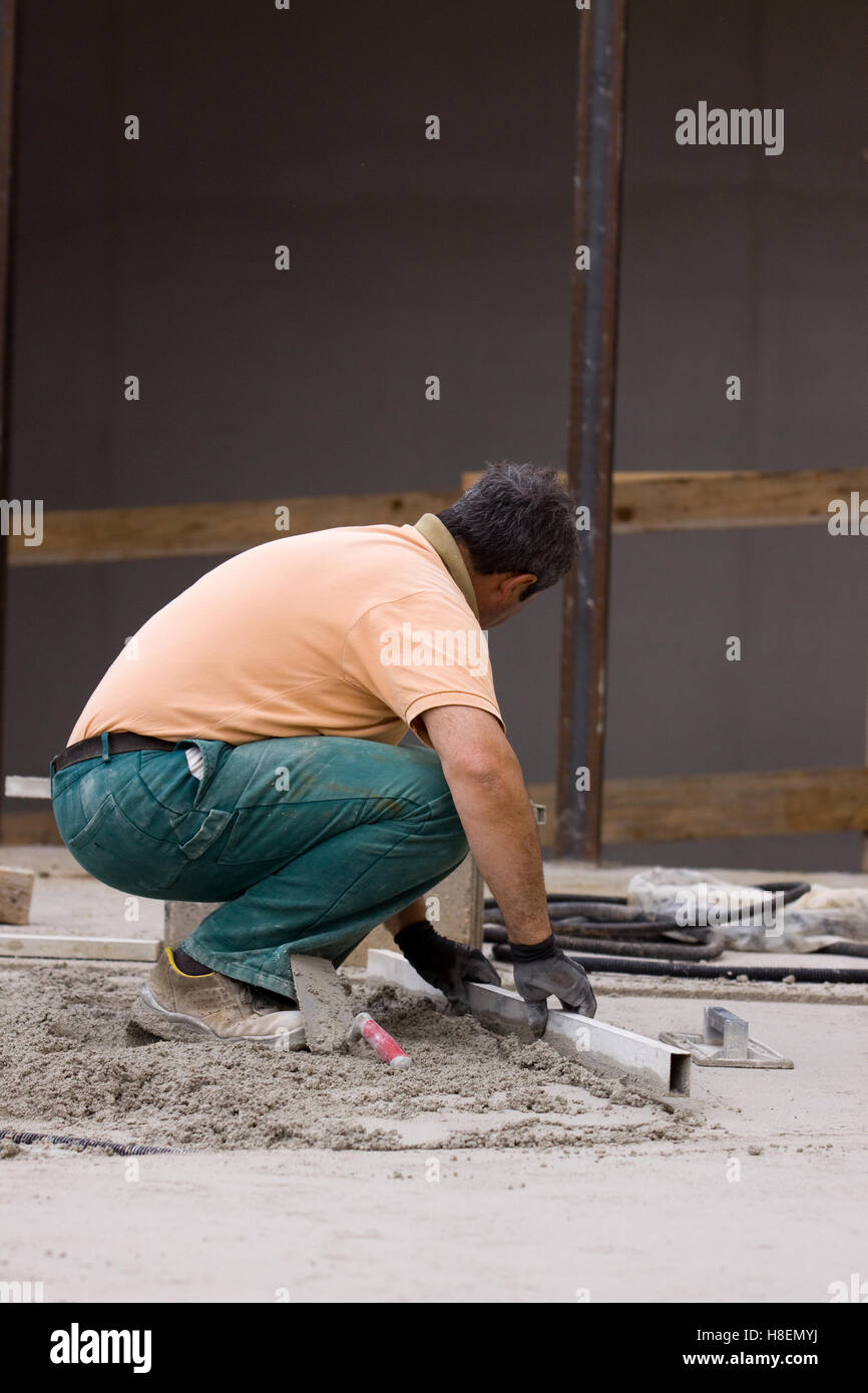bricklayer working in a building site Stock Photo - Alamy