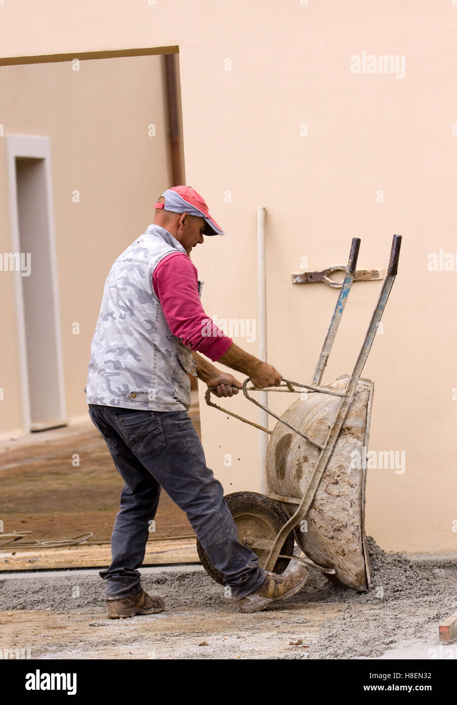 bricklayer working in a building site Stock Photo - Alamy