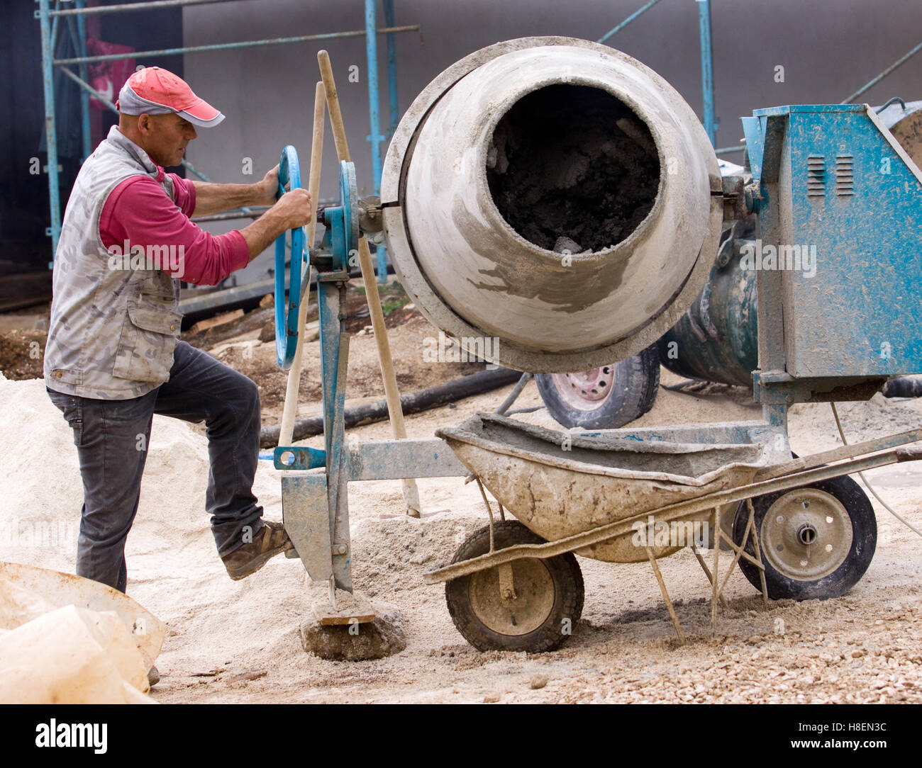 bricklayer working in a building site Stock Photo - Alamy