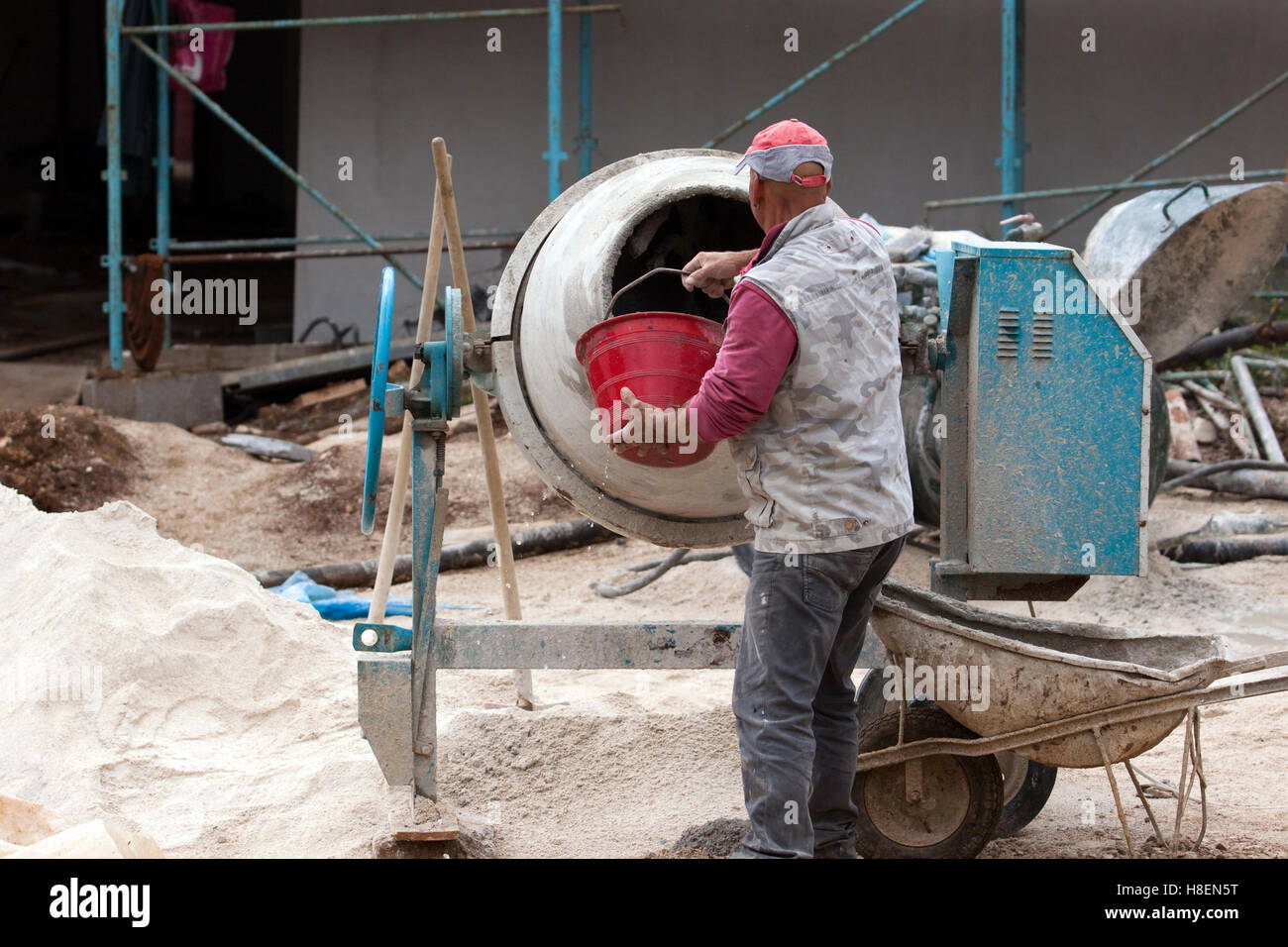 bricklayer working in a building site Stock Photo - Alamy