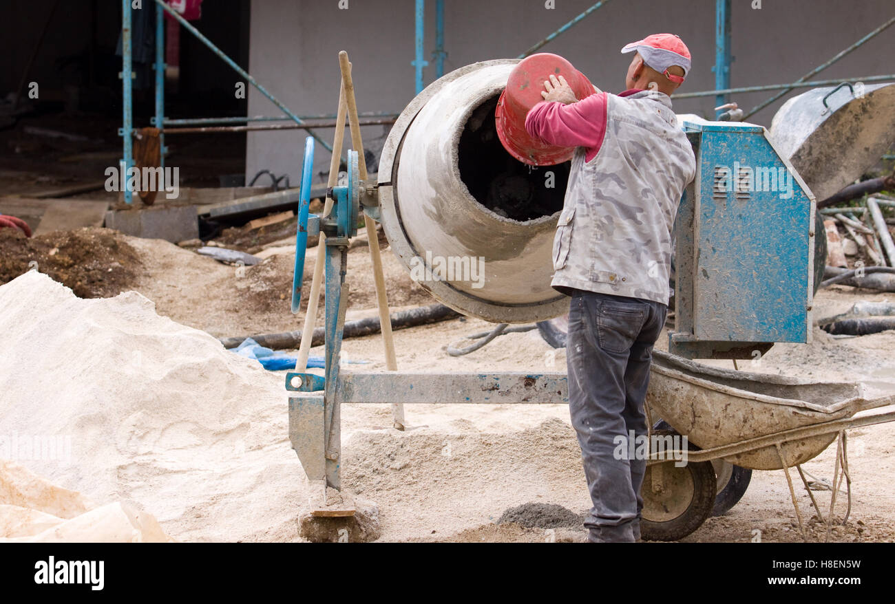 bricklayer working in a building site Stock Photo - Alamy