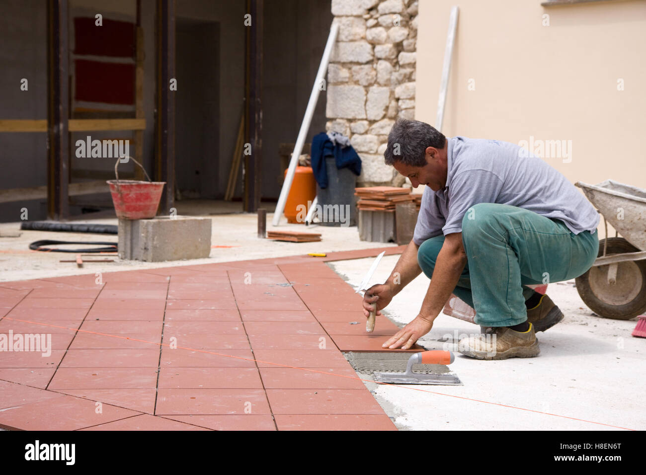 bricklayer working in a building site Stock Photo - Alamy