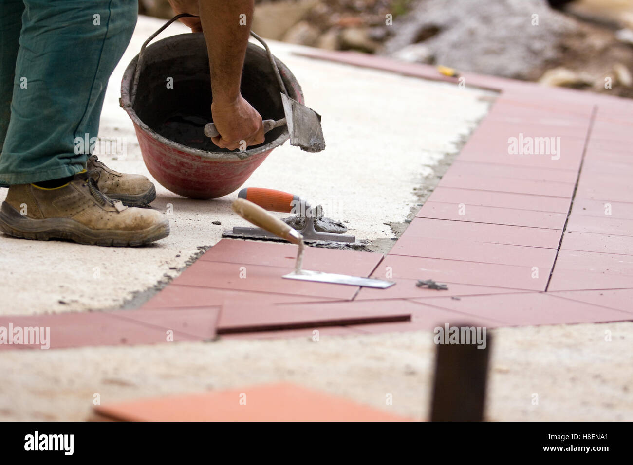 bricklayer working in a building site Stock Photo - Alamy