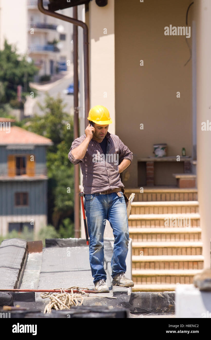 bricklayer working in a building site Stock Photo - Alamy