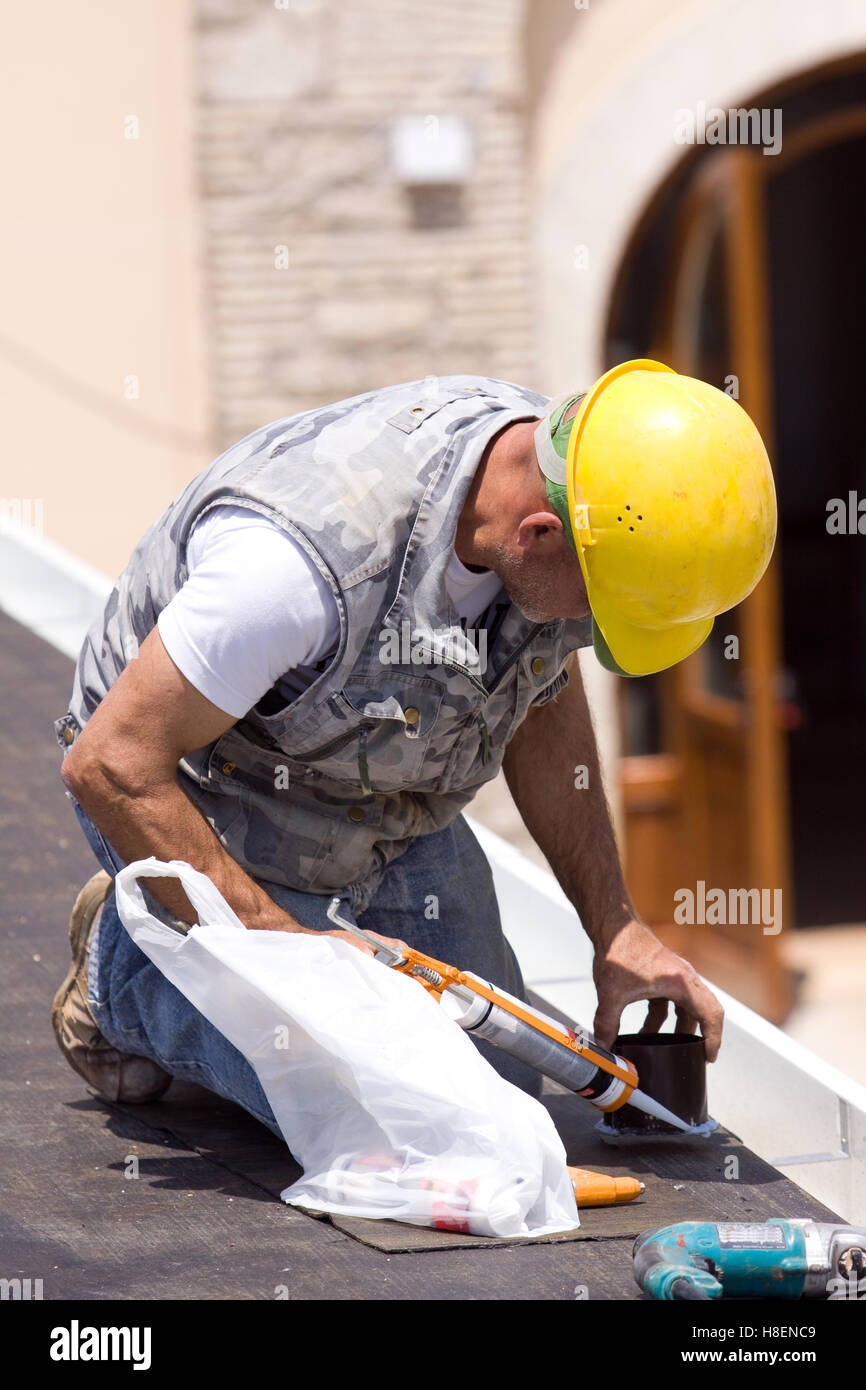 bricklayer working in a building site Stock Photo - Alamy