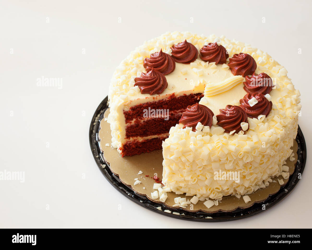 Red velvet cake with vanilla frosting and chocolate Stock Photo - Alamy