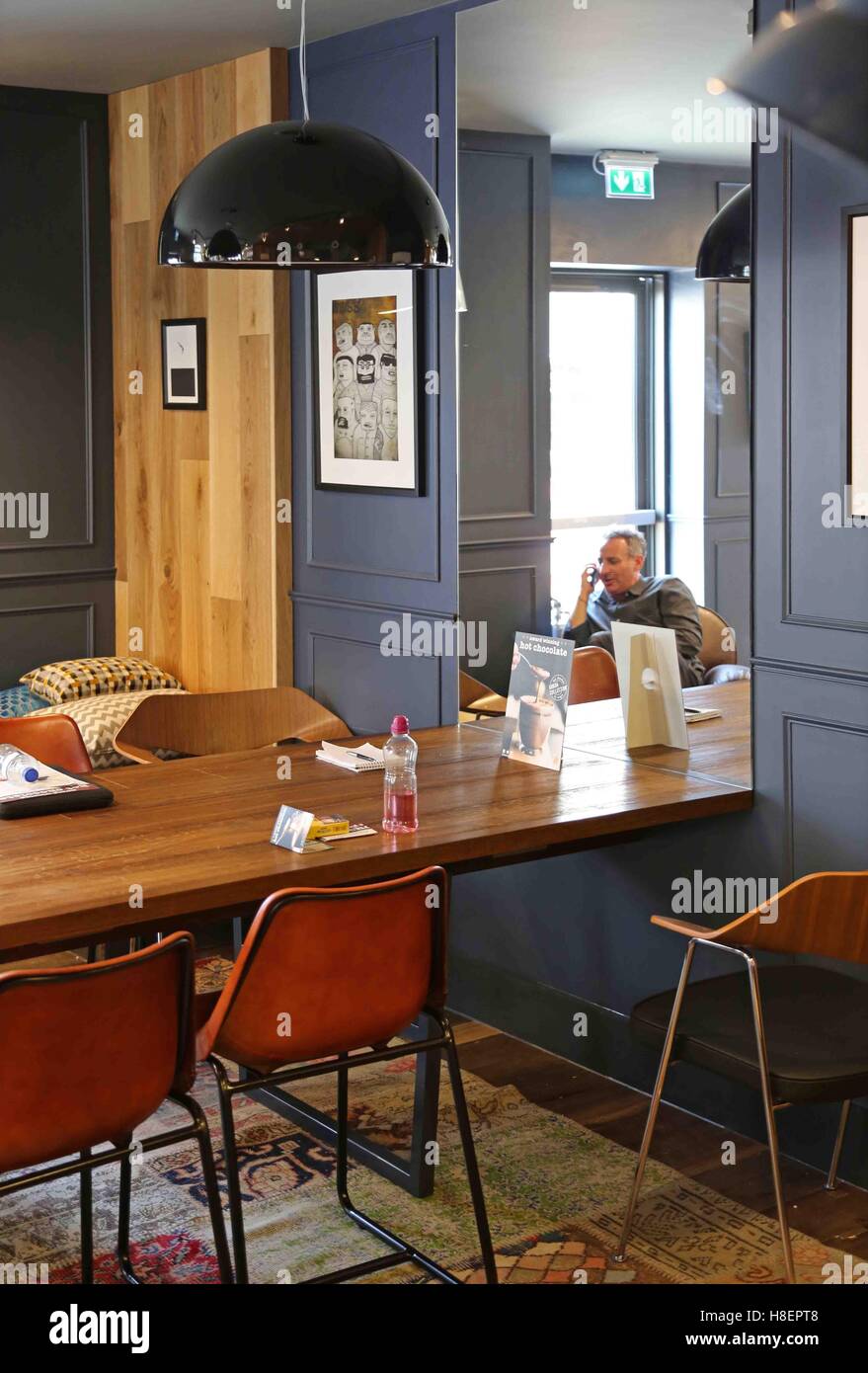 Ibis hotel bar hi-res stock photography and images - Alamy