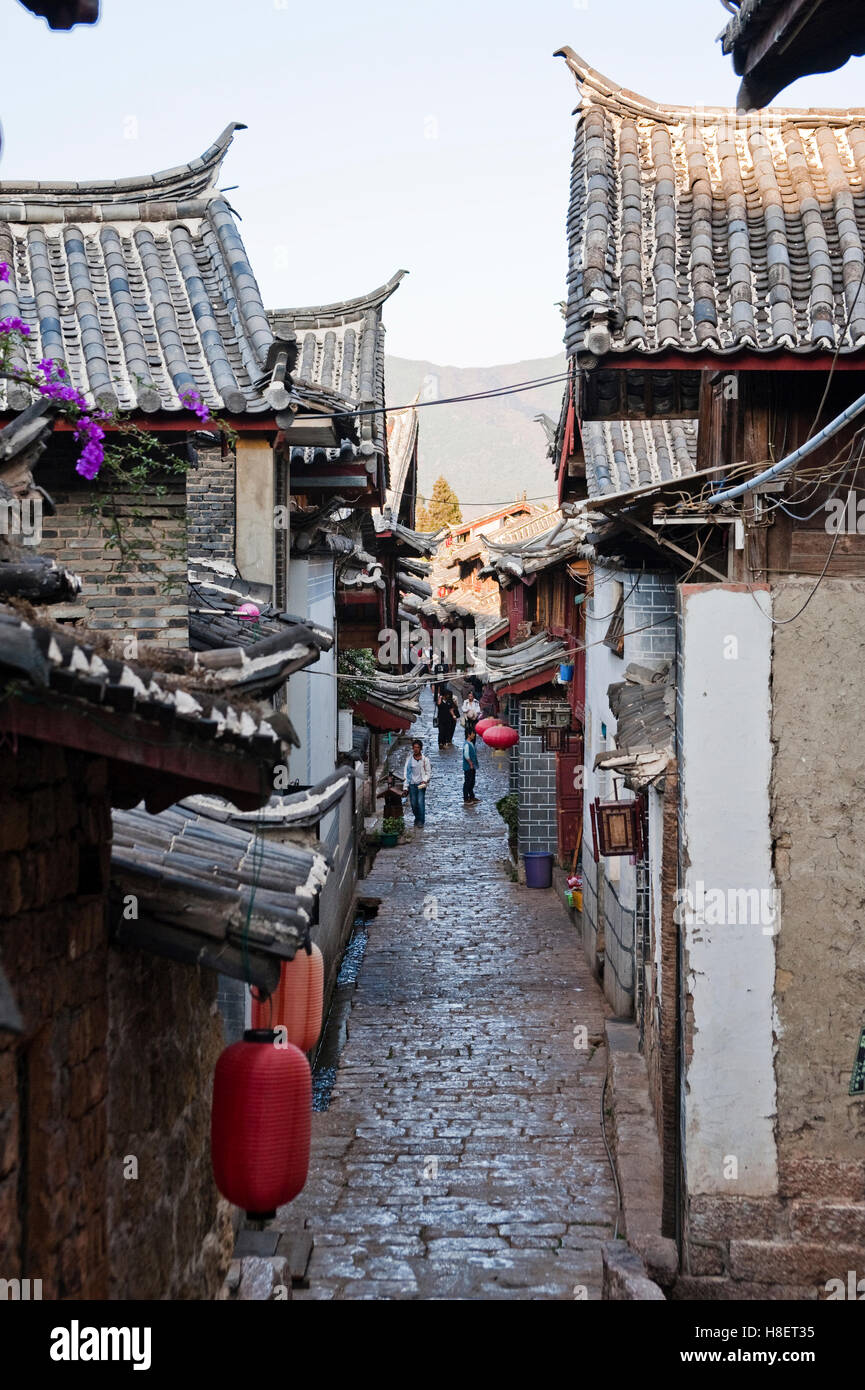 Alleyway in Lijiang, Yunnan, China, Asia Stock Photo - Alamy