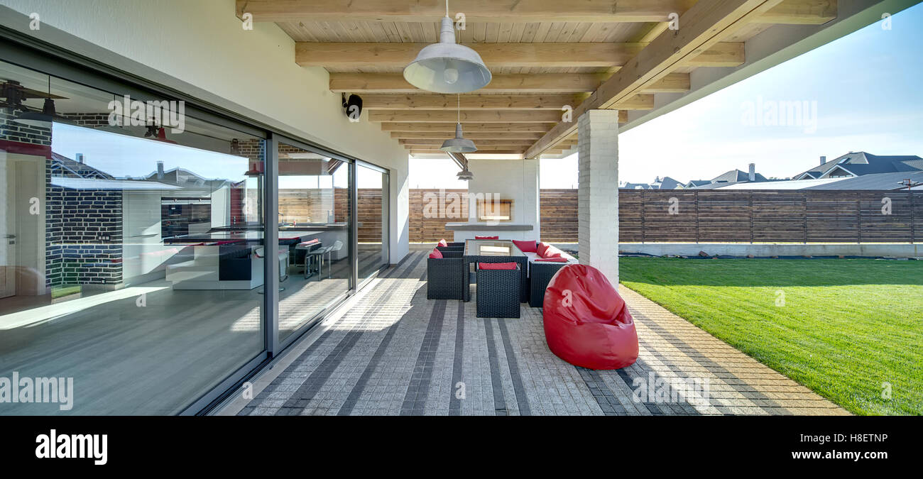Villa modern outdoor terrace hi-res stock photography and images - Alamy