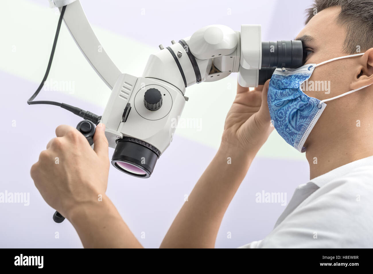 Doctor using a microscope hi-res stock photography and images - Alamy