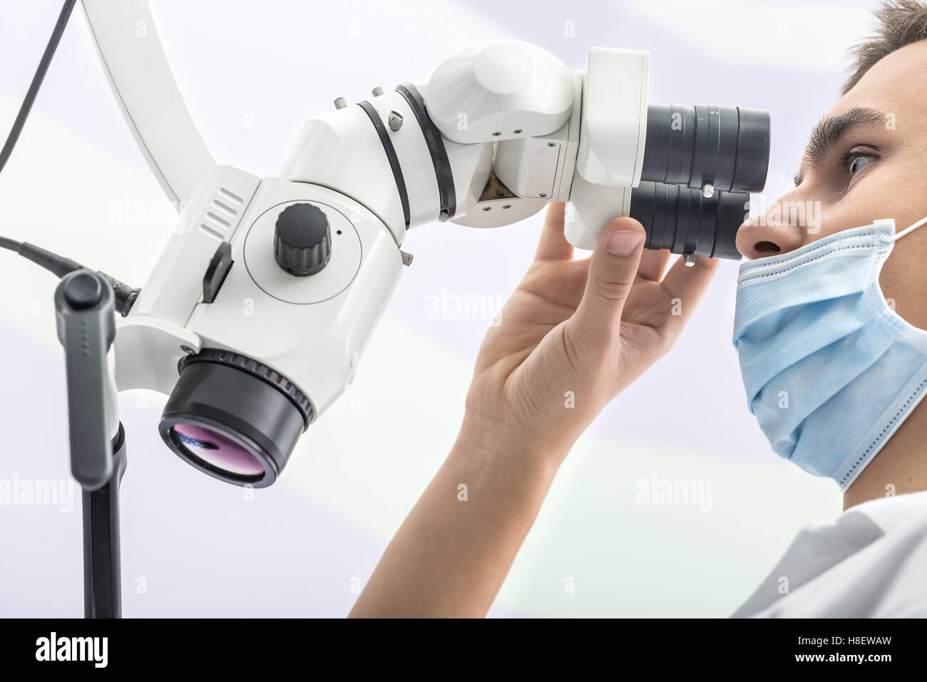 Doctor microscope hi-res stock photography and images - Alamy