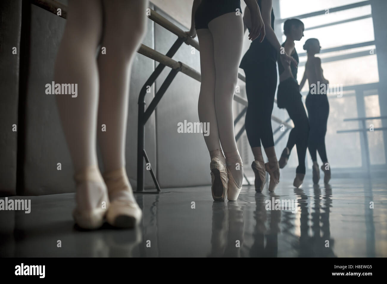 Dancers at the barre hi-res stock photography and images - Alamy