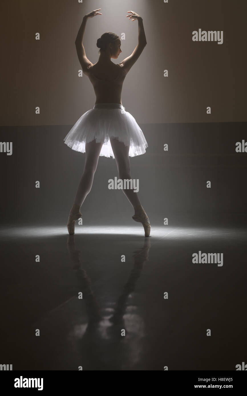 Ballet dancer from behind Stock Photo - Alamy