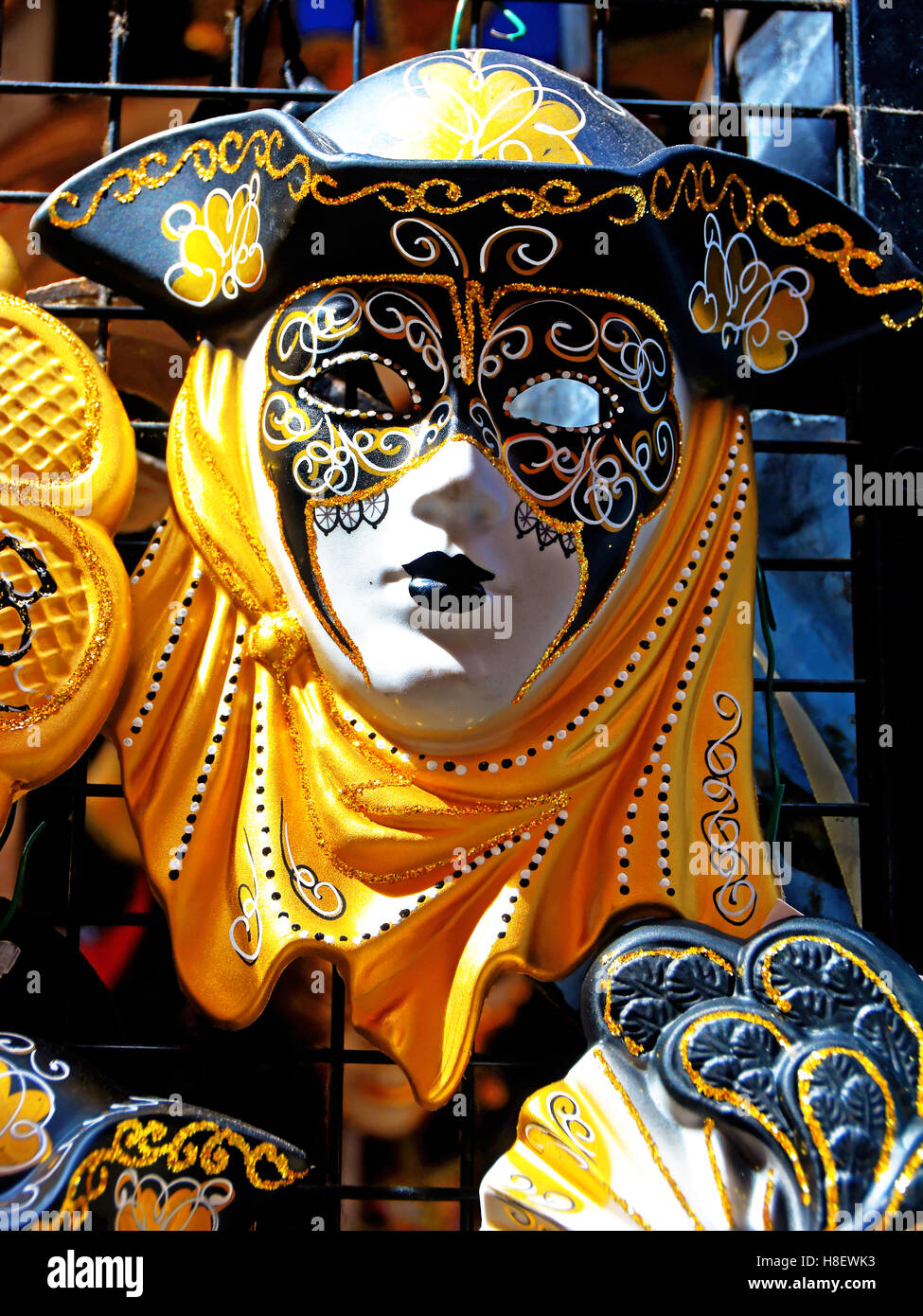 Venice carnival party fiesta highwayman mask Stock Photo - Alamy
