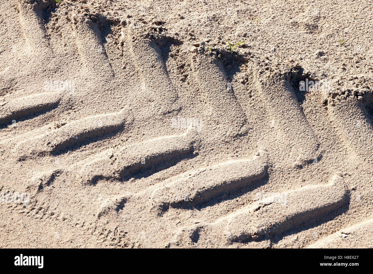 footprints in the sand truck Stock Photo - Alamy