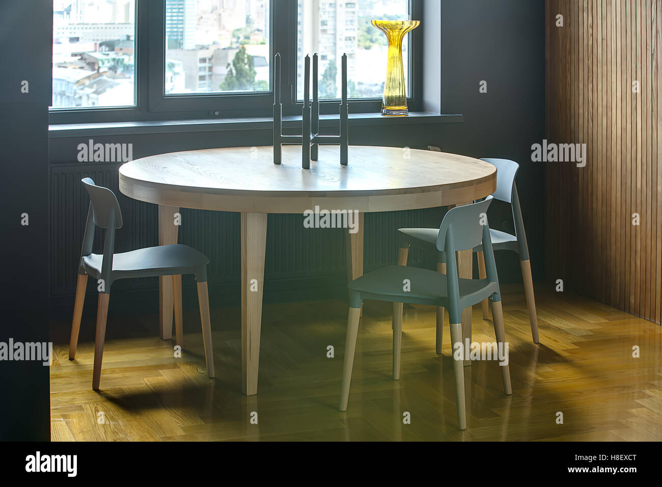 Round table with chairs Stock Photo - Alamy