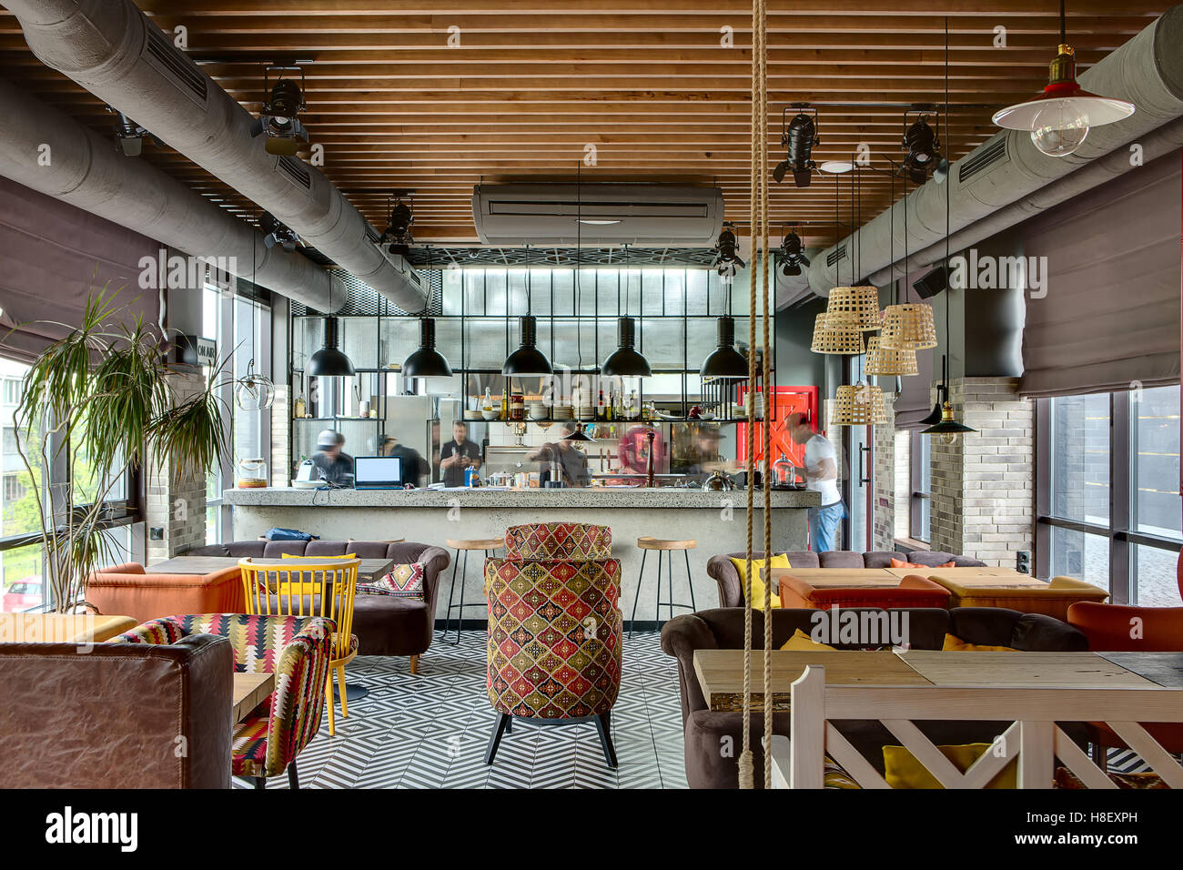 Open Kitchen Restaurant High Resolution Stock Photography and Images ...