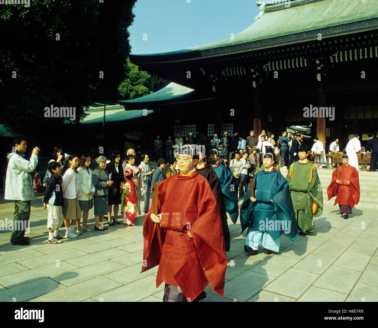Shinto priests tokyo japan hi-res stock photography and images - Alamy