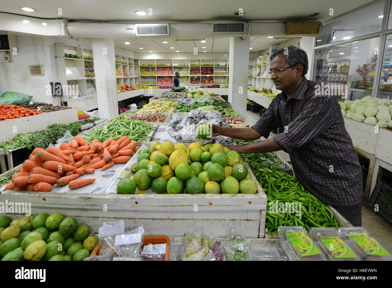 Small supermarket india hi-res stock photography and images - Alamy
