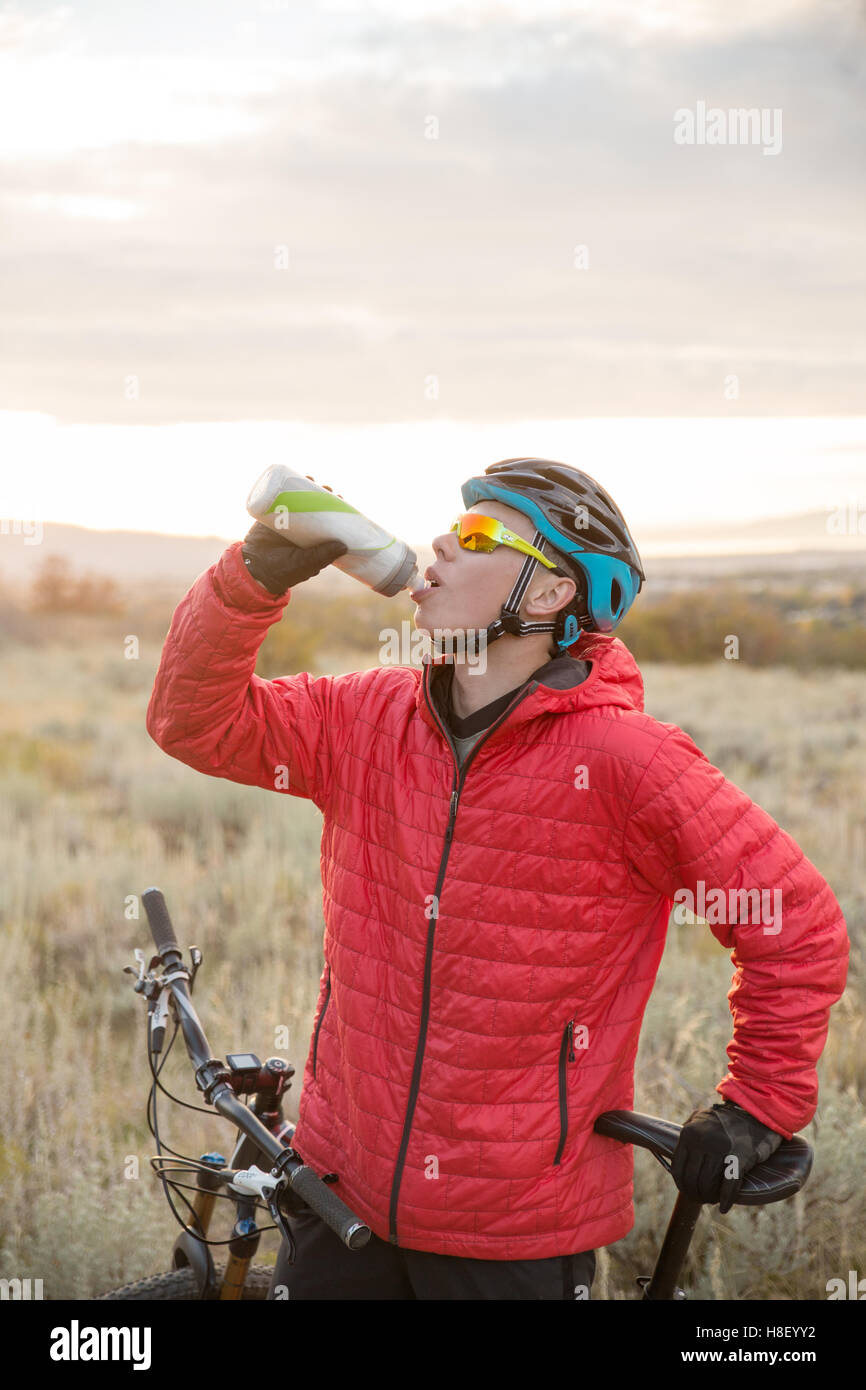 Mountain Biker taking a drink break Stock Photo - Alamy