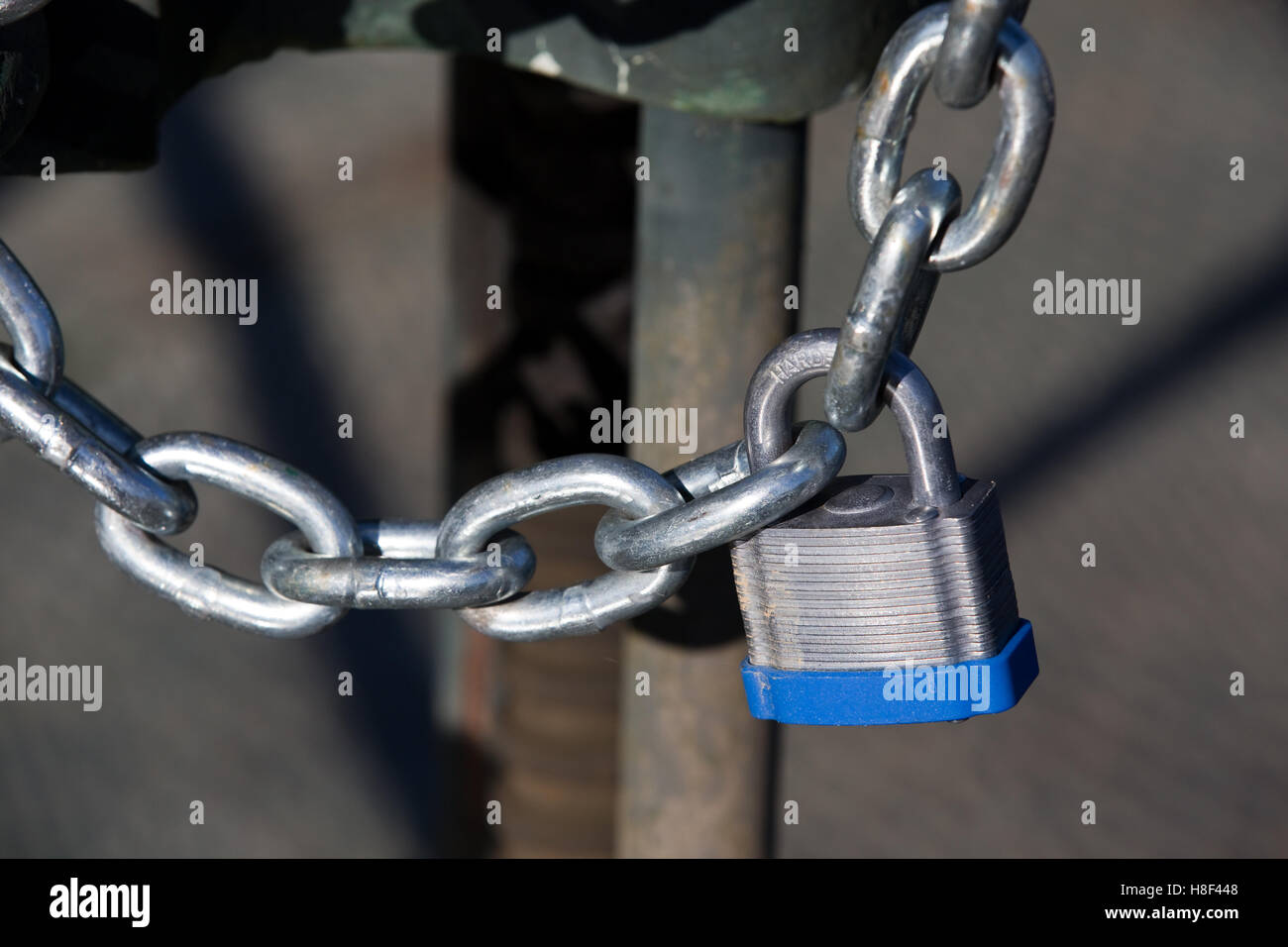 Padlocked gate hi-res stock photography and images - Alamy